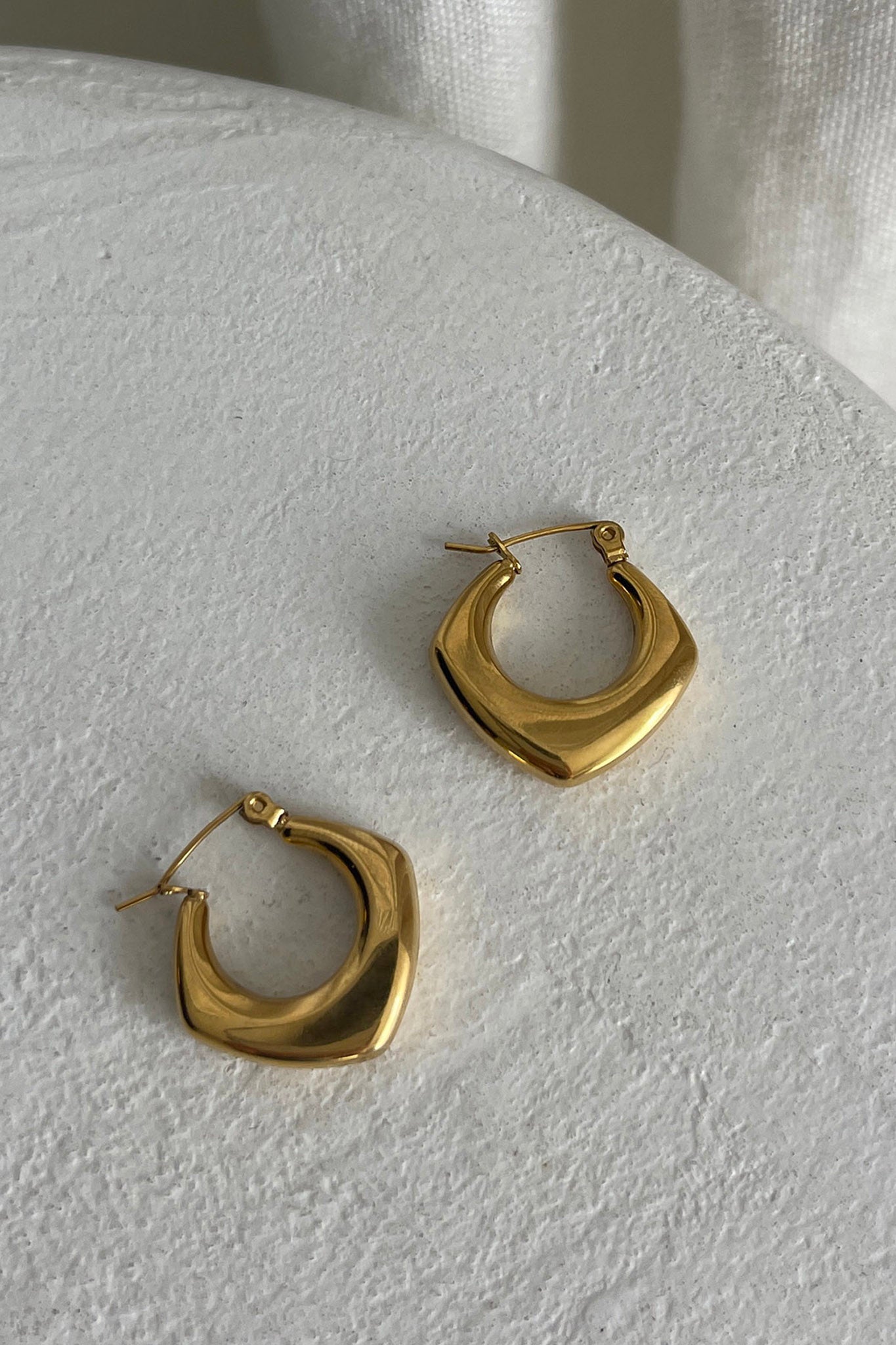 Tilly Geometric Huggie Earrings Gold– Selfie Leslie