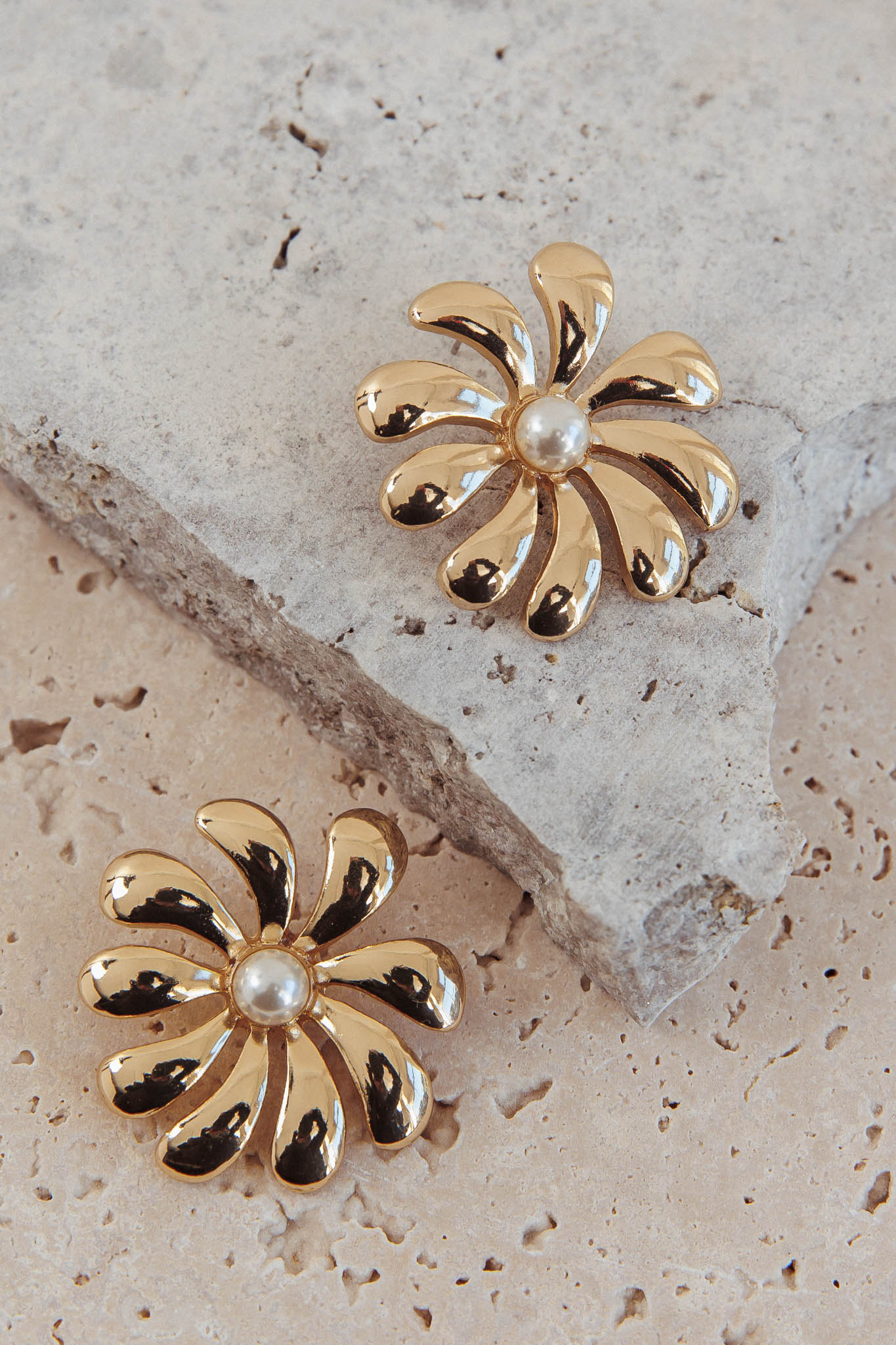 Izzy Flower Earrings Gold/Pearl | Selfie Leslie