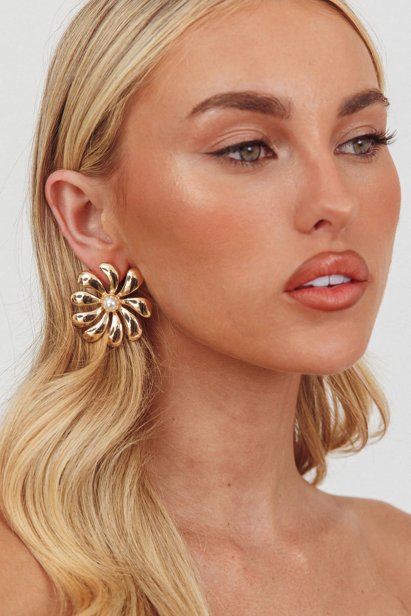 Shop the Izzy Flower Earrings Gold/Pearl